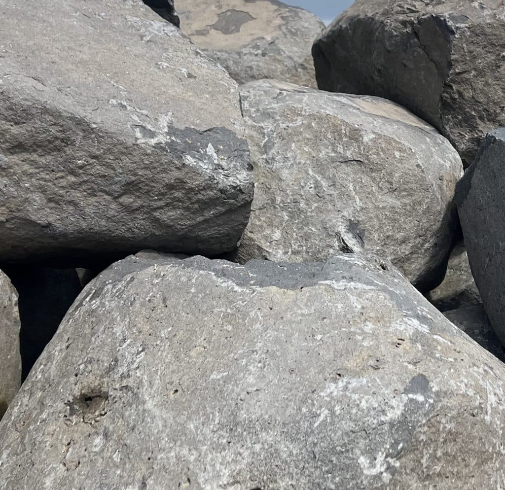 Schöne Basalt Findlinge lieferbar!