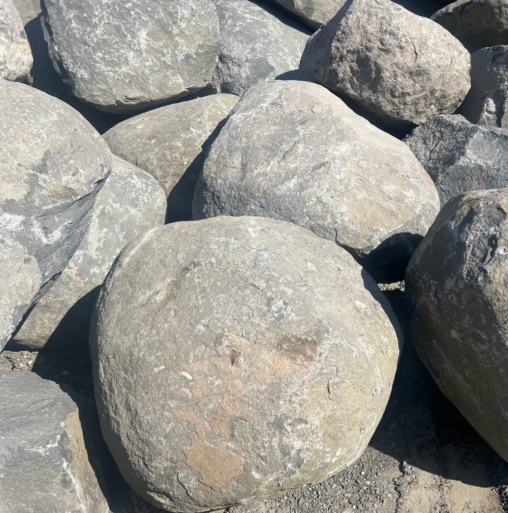 Schöne Basalt Findlinge lieferbar!