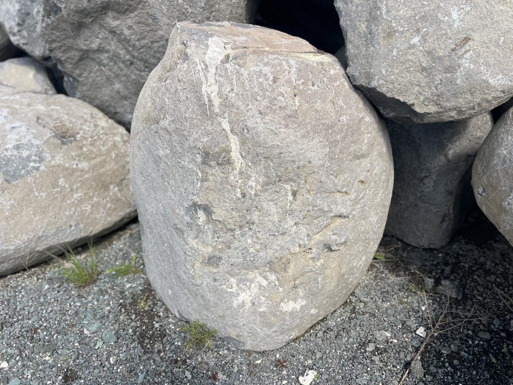 Schöne Basalt Findlinge lieferbar!