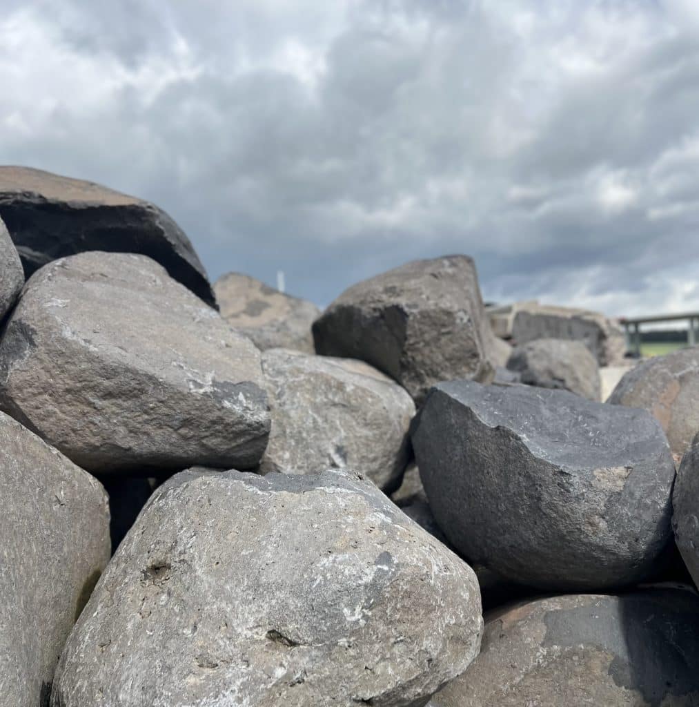 Schöne Basalt Findlinge lieferbar!