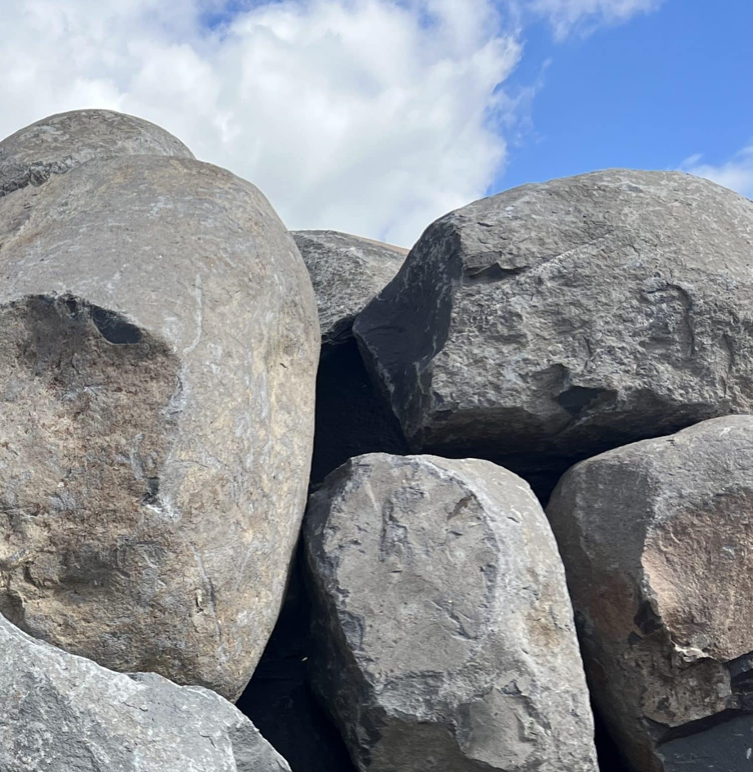 Schöne Basalt Findlinge lieferbar!