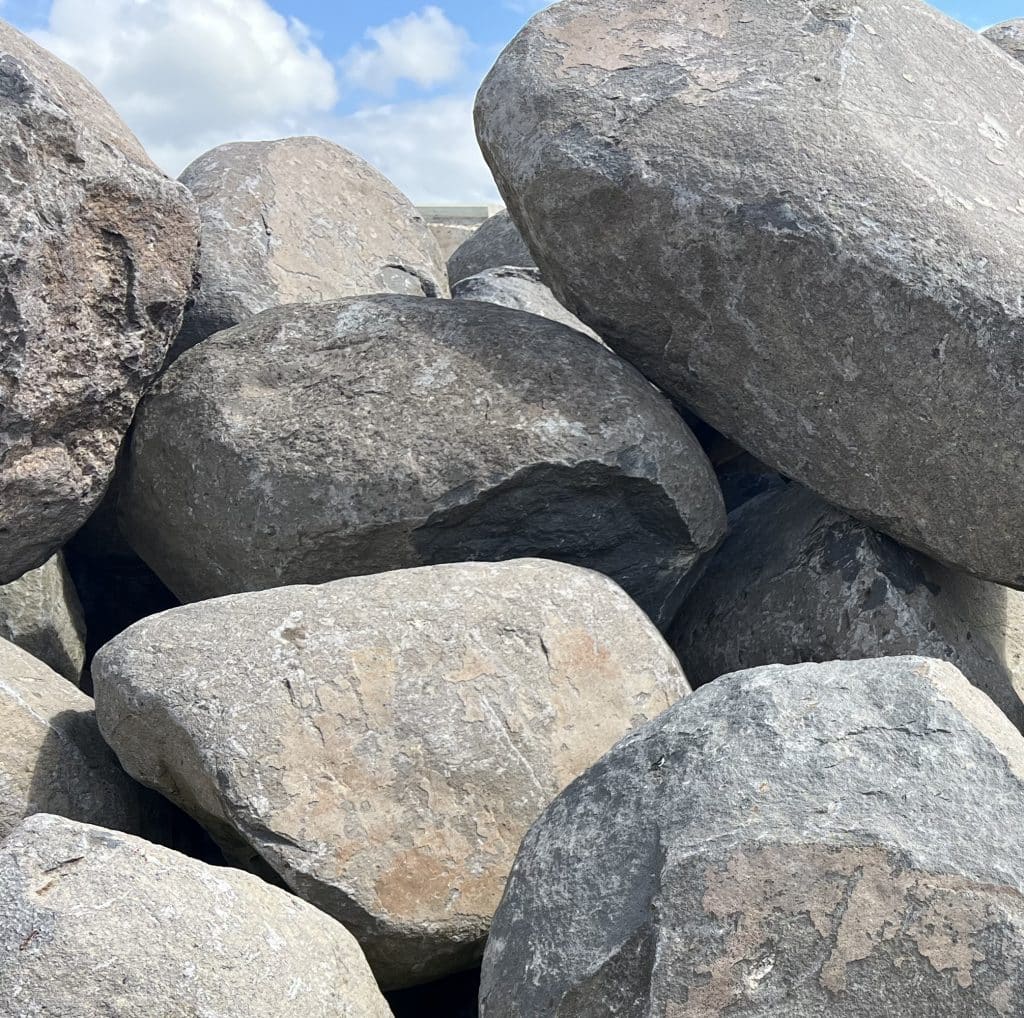 Schöne Basalt Findlinge lieferbar!