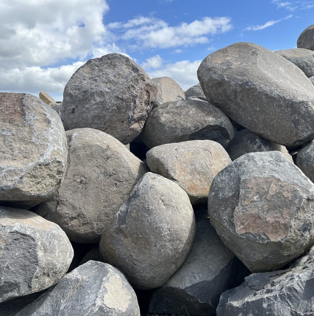 Schöne Basalt Findlinge lieferbar!