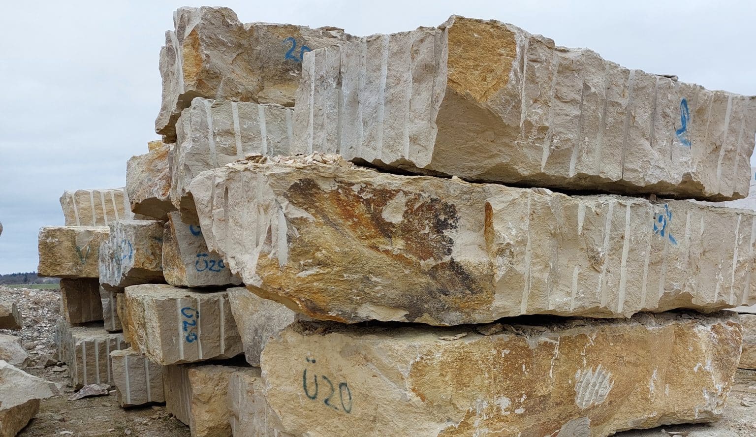 Großer Jura Marmor Quader Steinblock