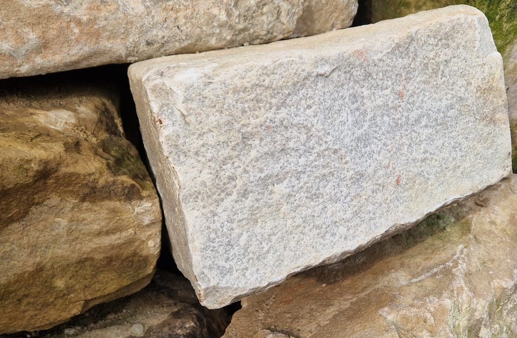 Quarzit Quaderstein historisch auf Lager