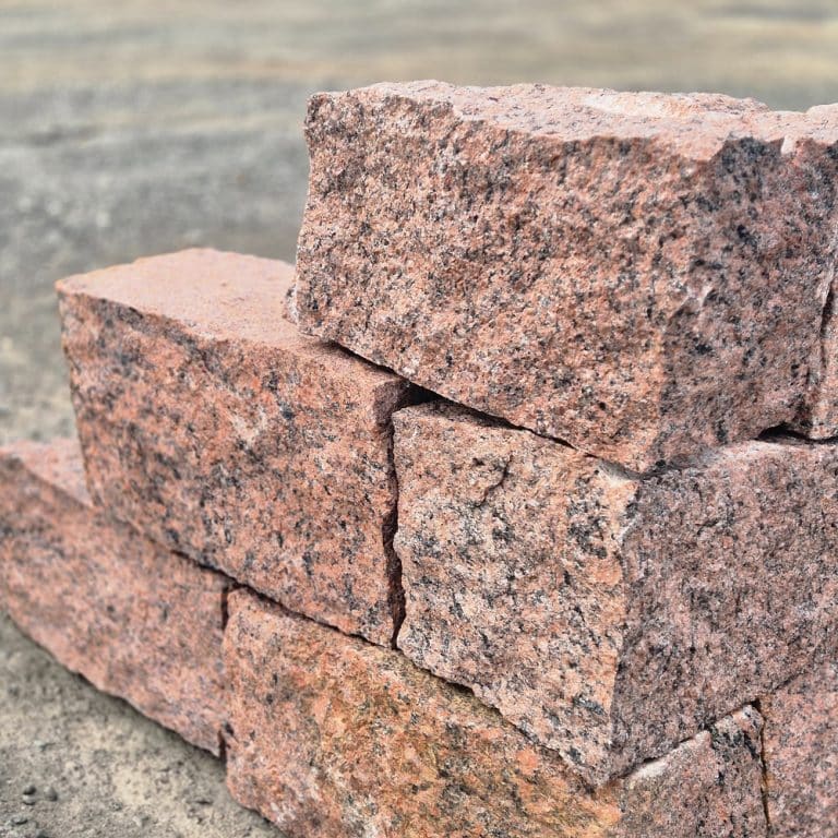 Granit Mauerstein Vanga rot gespalten 20x20x40 - BollerRocks