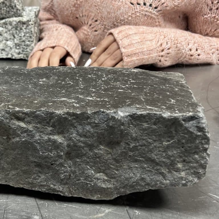 Basalt anthrazit Mauerstein Naturstein auf Lager!