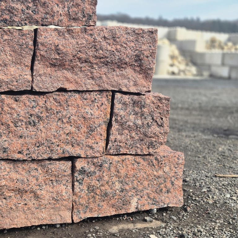 Granit Mauerstein Vanga rot gespalten 20x20x40 - BollerRocks