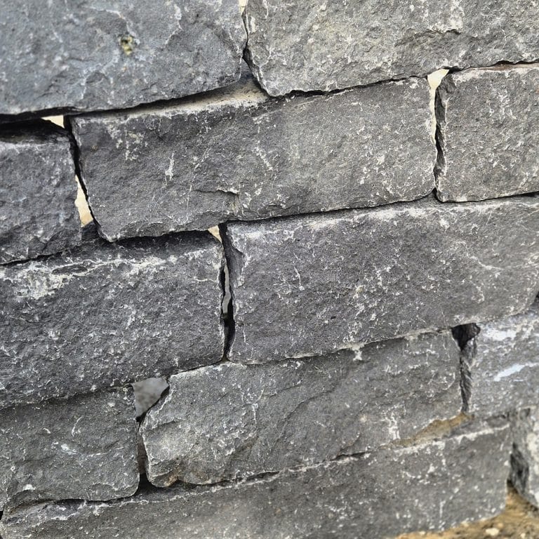 Basalt anthrazit Mauerstein Naturstein auf Lager!